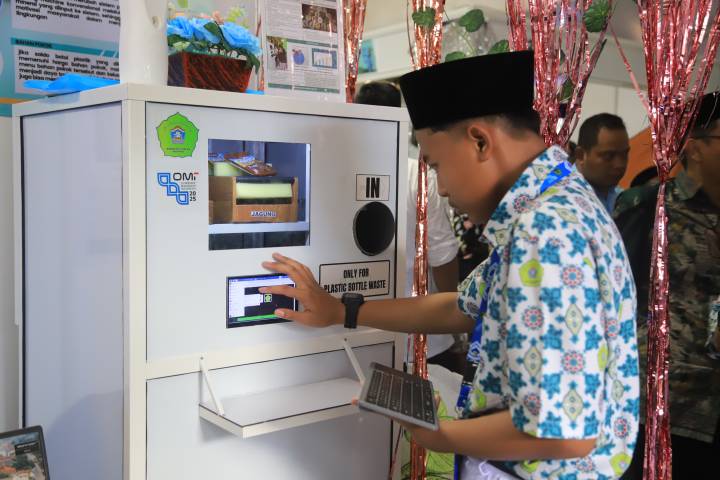 Robot Waste Finder Karya Anak Madrasah Curi Perhatian di Expo Nasional ...